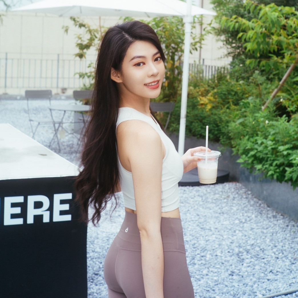 Roxanne Chen | Instagram | Portaly